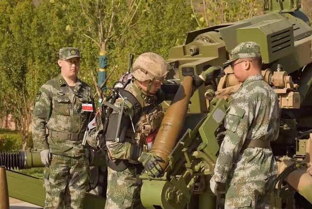 老式牵引炮“终结者”？解放军PCL-181卡车炮，52倍口径155加榴炮_凤凰网军事_凤凰网