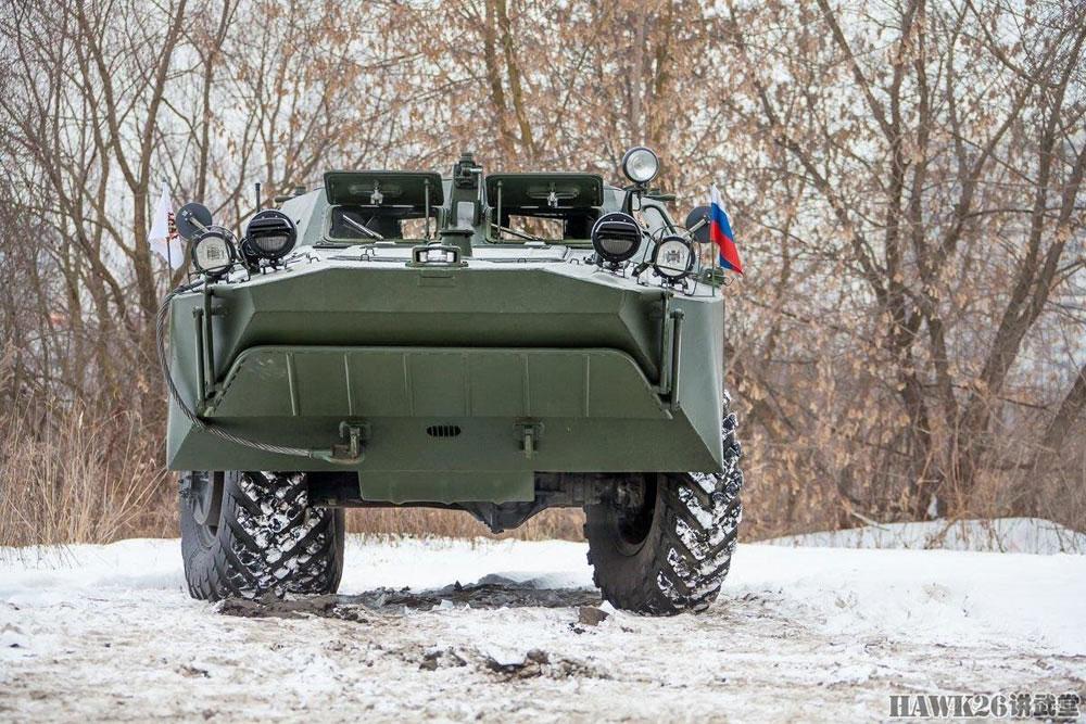 BRDM-1装甲侦察车上路引发民众围观 俄罗斯武器收藏家的最爱__凤凰网