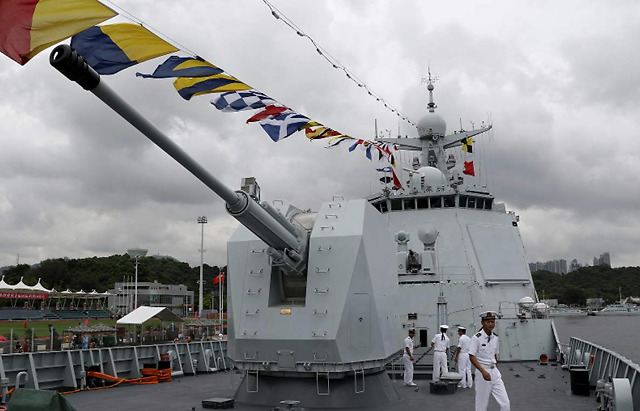 055驱逐舰高清亮相，三款武器火力全开，攻击能力首屈一指__凤凰网