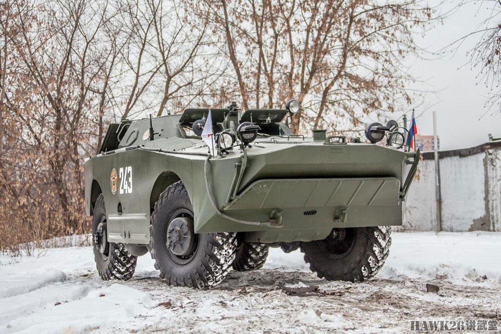 BRDM-1装甲侦察车上路引发民众围观 俄罗斯武器收藏家的最爱__凤凰网