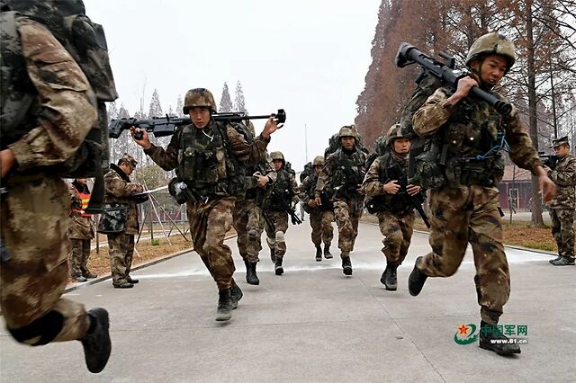 敢对狙吗？LG5型“狙击榴”装备解放军，将会发挥哪些神奇作用？_凤凰网军事_凤凰网