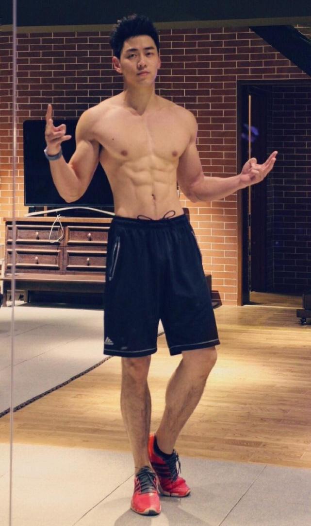 男人怎么练出六块腹肌?做好3个步骤,坚持6个动作,轻松搞定凤凰网
