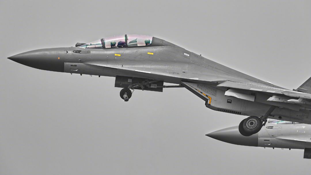 振奋！中国空军歼-16挂载YJ-83K反舰导弹，航空制海意义非凡_凤凰网军事_凤凰网