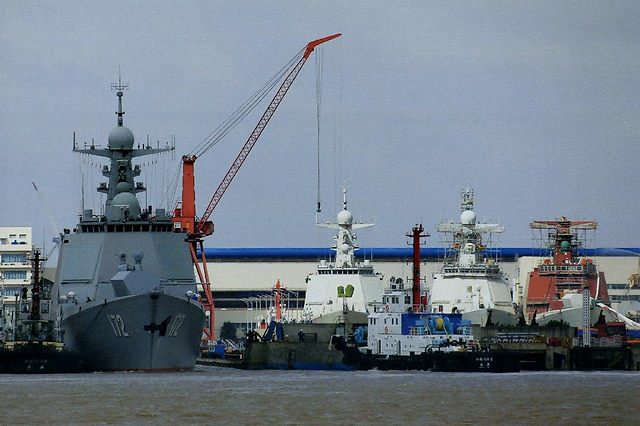 052D加长版L来了，吨位增加500，搭载两架直20，还具备反隐身能力__凤凰网