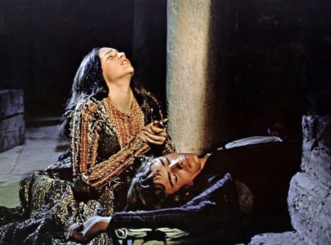 她是刻意学坏的乖女孩，一手捧书一手持枪，却美到令人头晕目眩_凤凰网