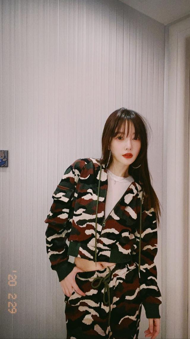 李小璐性感出镜为自家网店宣传，却用手机拍写真太寒酸凤凰网