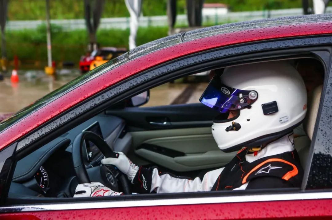 驾天籁2.0T万盛“巅峰乐园”下赛道，悟“大沙发”的变与不变__凤凰网