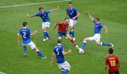 姆巴佩1V5瞬间火了！致敬梅西伊涅斯塔，挺进欧冠决赛创纪录_凤凰网