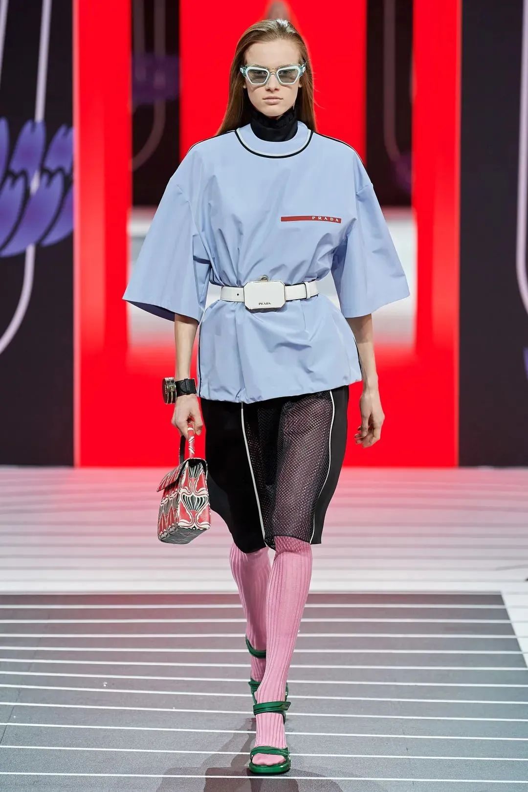 Prada 2020秋冬 | 流苏元素贯穿始终！温柔潇洒的Prada女孩_凤凰网