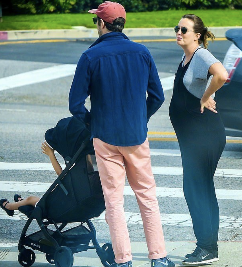 绯闻女孩QueenB怀二胎挺大肚出行，这孕相很真实！__凤凰网