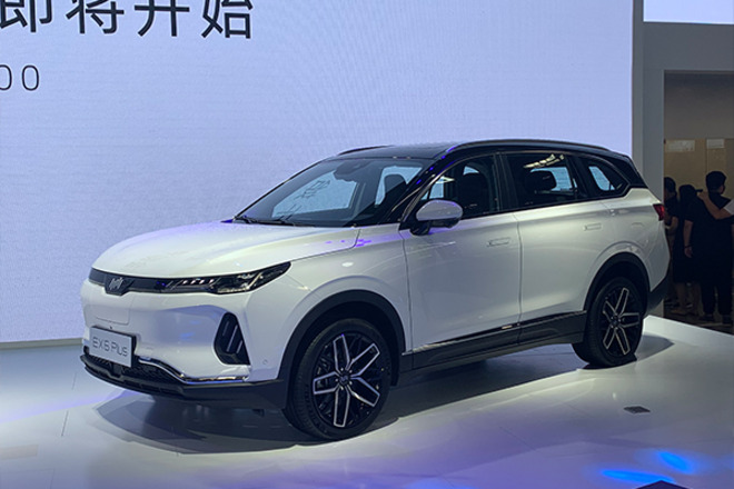 威马EX6 Plus六座版上市 售价27.99-28.88万元_凤凰网汽车_凤凰网