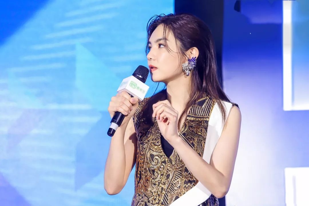 Ella晒娃为姐妹新歌打call，劲宝迷彩外套配工装裤，从小就是潮男_凤凰网