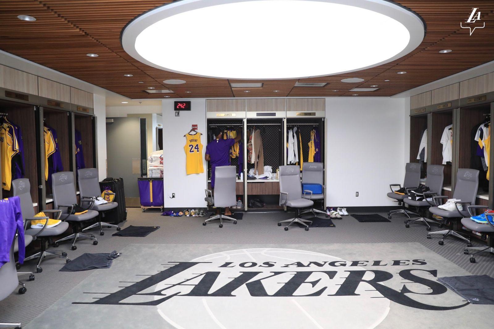 有情有义！詹皇更衣柜旁挂上科比24号球衣 湖人为科比父女预留座位_凤凰网