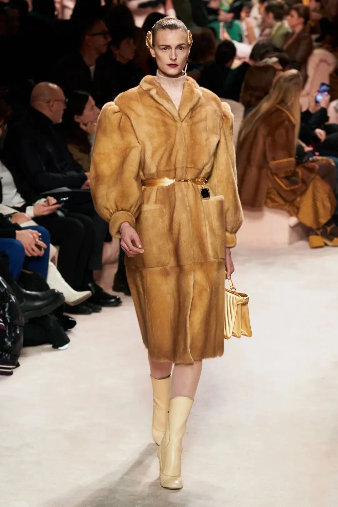 Fendi 2020秋冬 | 颠覆老佛爷的设计理念！演绎现代女性的温柔力量_凤凰网时尚_凤凰网