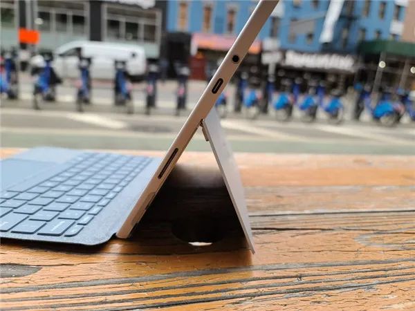 微软Surface Go 2评测：可抗衡iPad的低成本Windows平板电脑__凤凰网