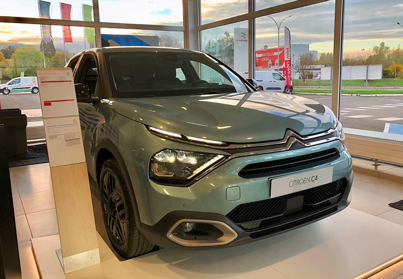 全新C4实车来了！配魔毯悬挂，翻身希望大不大？_凤凰网汽车_凤凰网