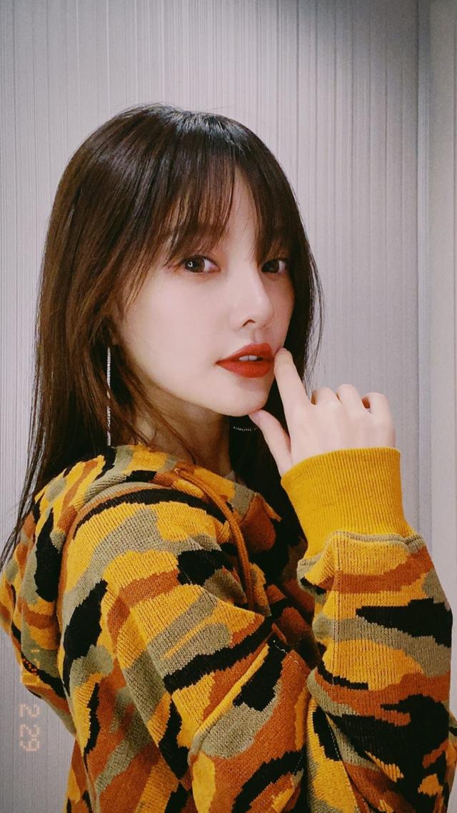 李小璐性感出镜为自家网店宣传，却用手机拍写真太寒酸凤凰网