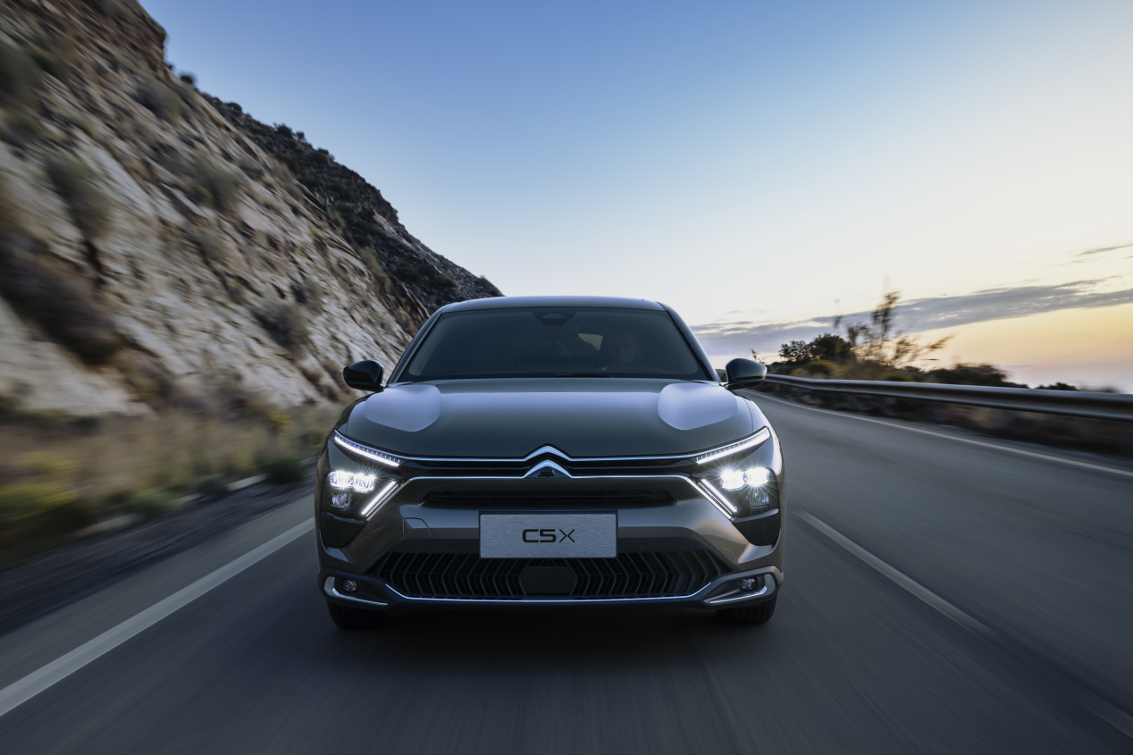 造型夺目 命名抢眼 东风雪铁龙凡尔赛C5X全球首秀__凤凰网