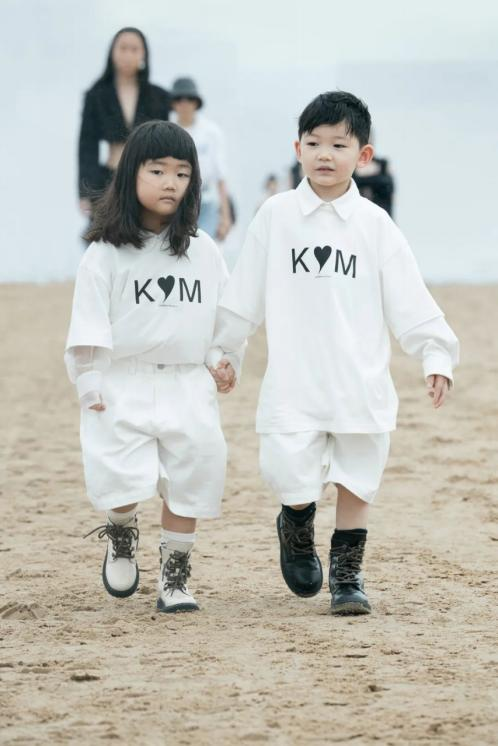 little MOCo. ｜跟着章子怡、邱天海边看秀__凤凰网