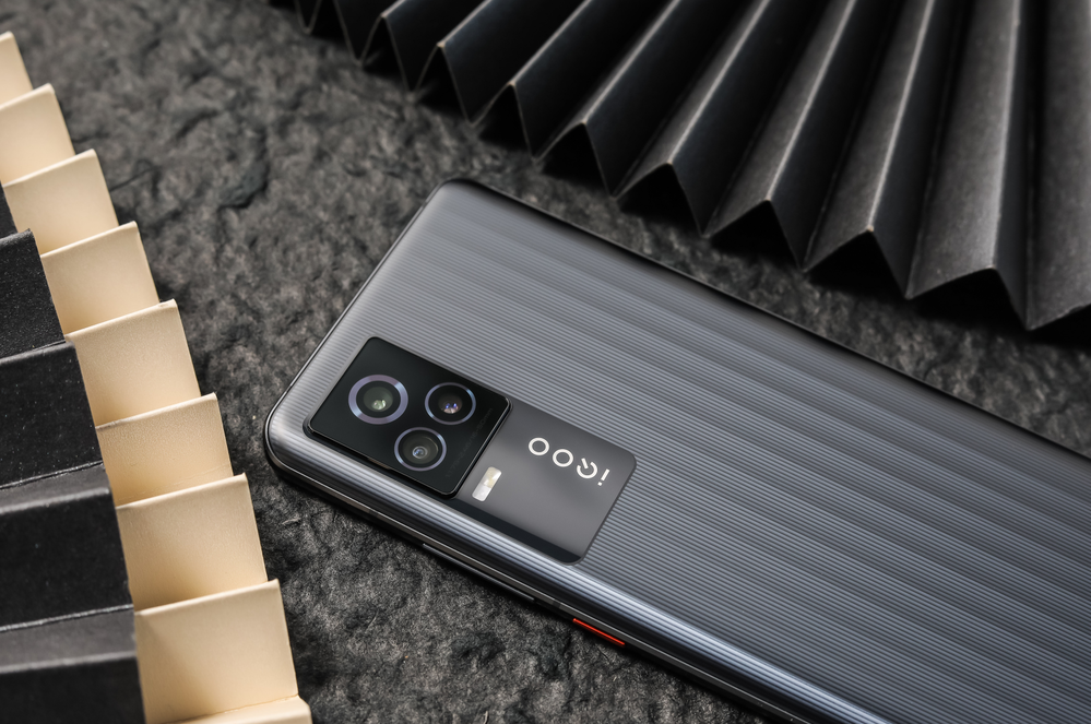 为何年轻人“攒钱”也要入手iQOO 7？这“该死”的旗舰魅力__凤凰网