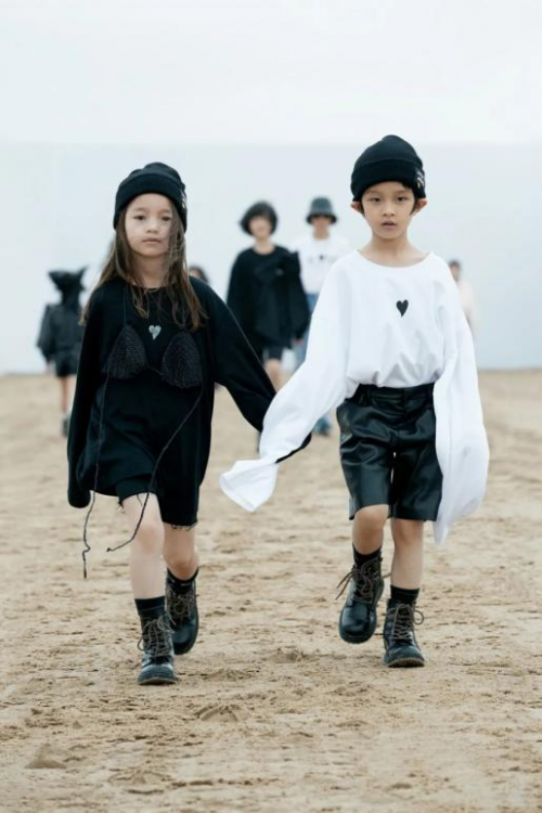 little MOCo. ｜跟着章子怡、邱天海边看秀__凤凰网