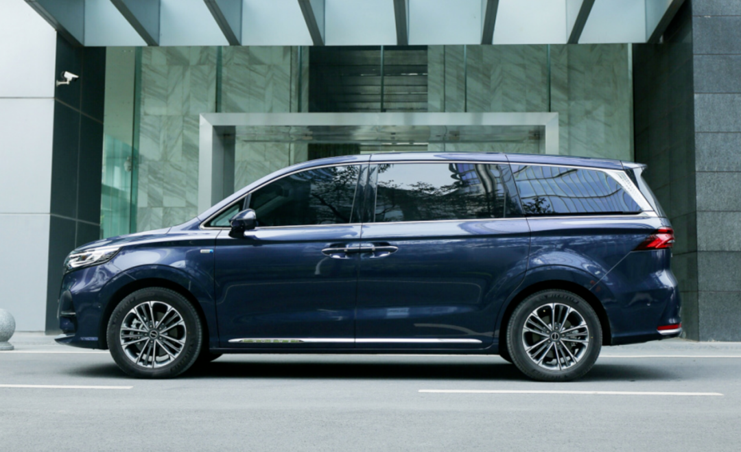 20万级国产MPV双雄会，荣威iMAX8和传祺M8，谁更值？_凤凰网汽车_凤凰网