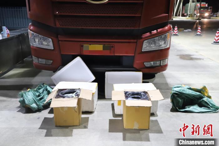 云南西双版纳：民警从火炉内查获毒品8公斤__凤凰网