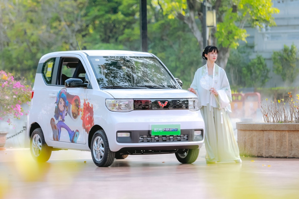 百台宏光MINIEV齐聚厦门方特，跨界破圈，打造“大人们的小乐园”__凤凰网