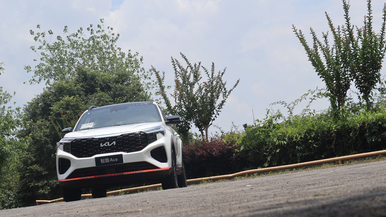 试驾丨穿越“火热”重庆，看起亚智跑Ace如何“Carry”全场_凤凰网汽车_凤凰网