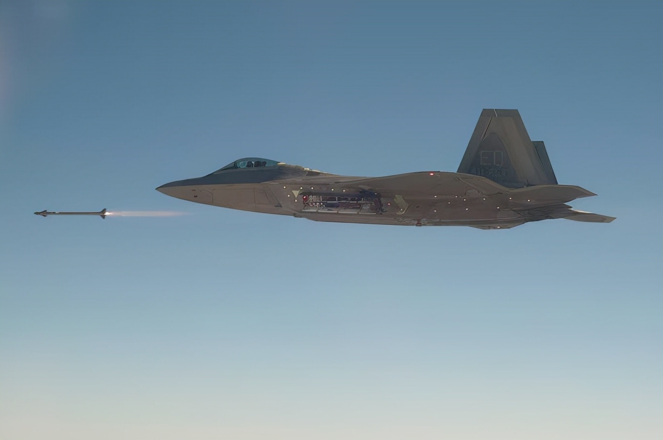 “猛禽”再进化！美国空军即将完成F-22升级，作战能力大幅提高_凤凰网