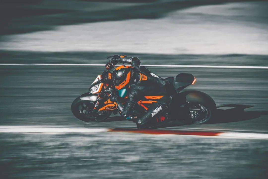 街道野兽出笼！售价超20万的全新KTM 1290 SUPER DUKE R正式发布_凤凰网汽车_凤凰网