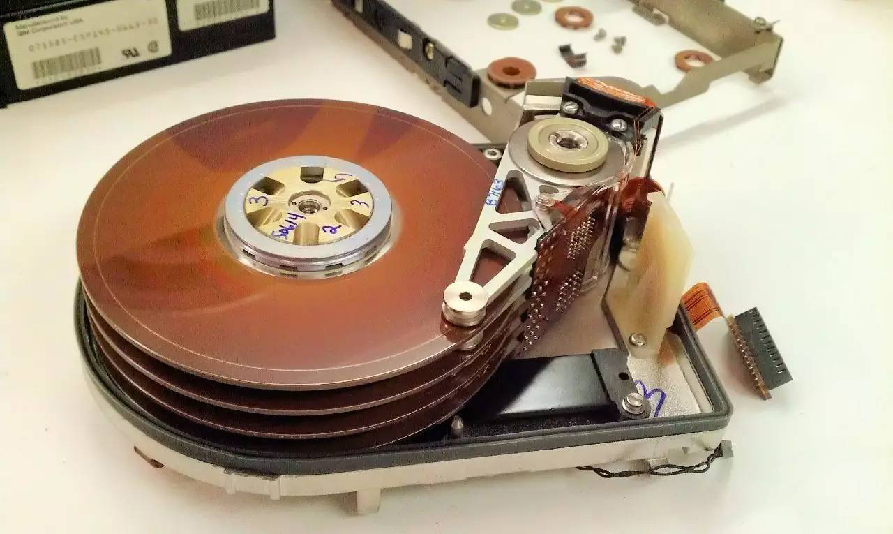 数字存储完全指南 02：机械硬盘的原理与参数详解__凤凰网