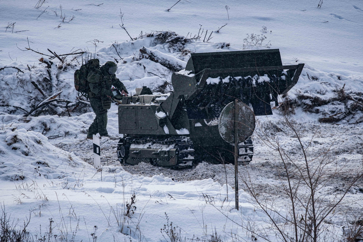 俄罗斯工程兵接收URAN-6扫雷机器人__凤凰网