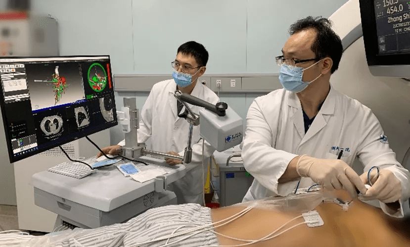 浙大一院智能手术导航机器人引导下肺癌精准穿刺消融手术案例__凤凰网