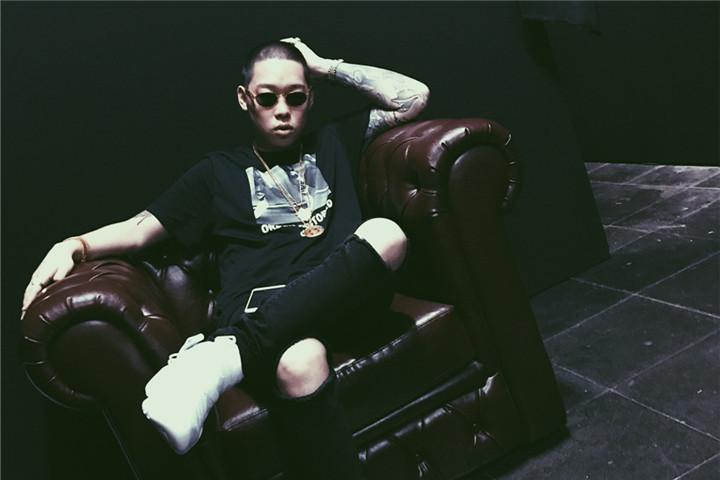 胆子真大，请Rapper来吐槽！内涵PGone、diss饭圈__凤凰网