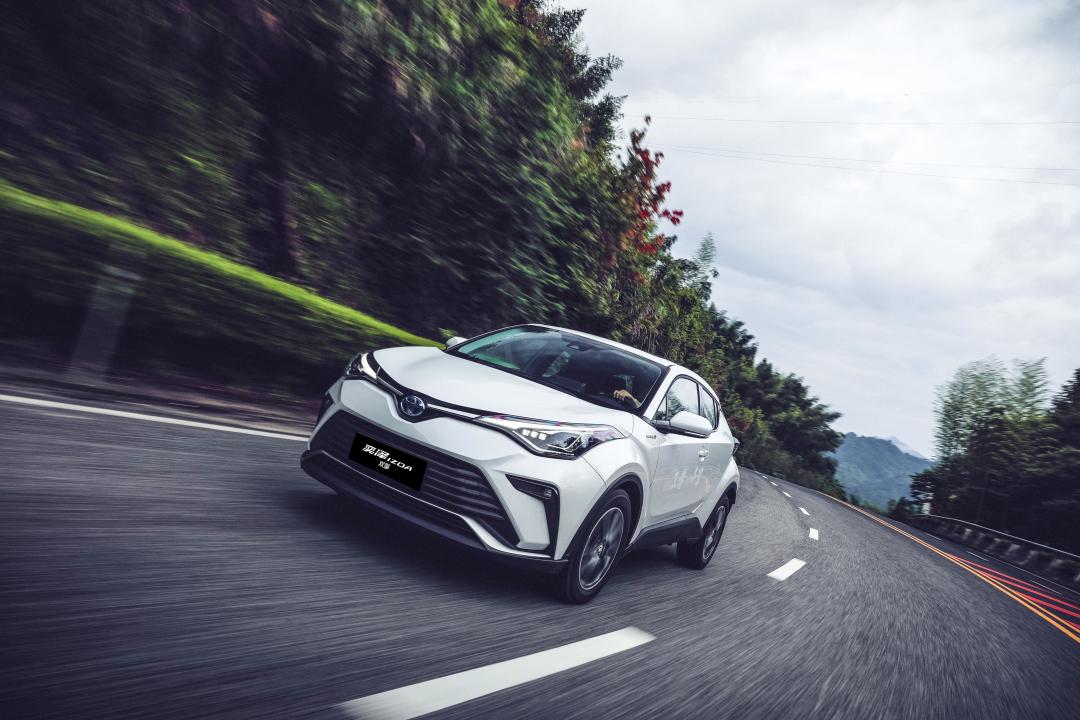 小型SUV的“顶流”！全新奕泽IZOA双擎版 PK XR-V__凤凰网