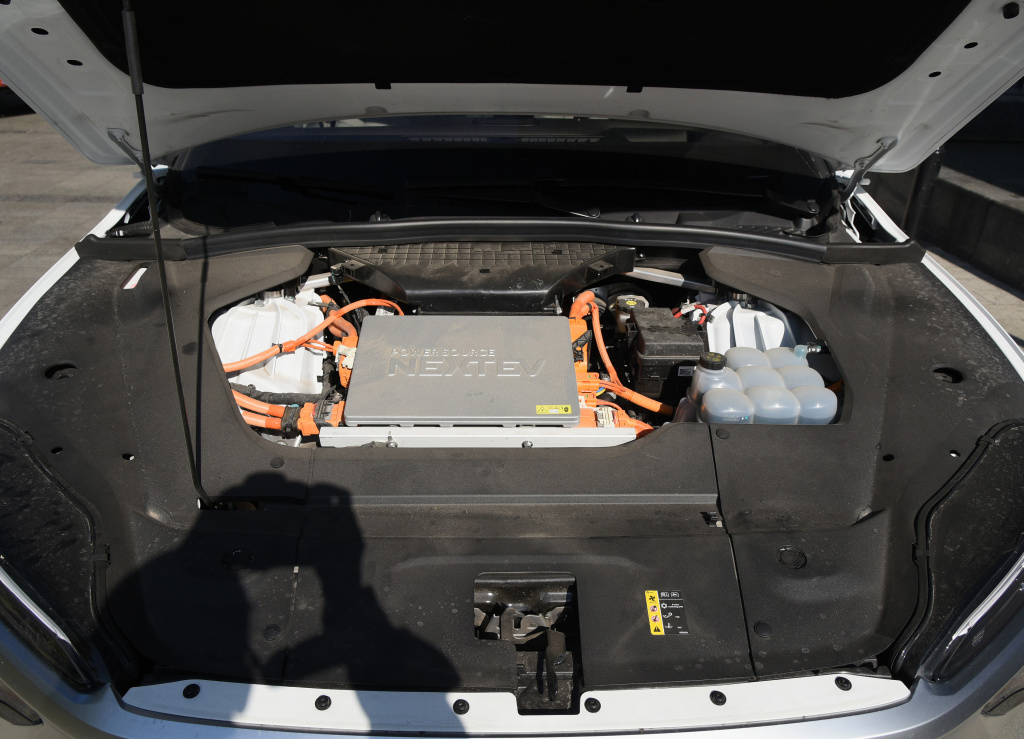 油与电混战！蔚来ES8对阵凯迪拉克XT6，哪款更值得入手？__凤凰网