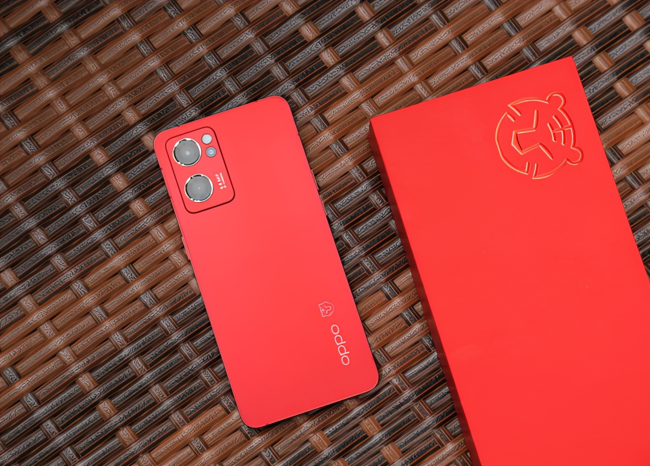 Reno7新年版这款定制手机设计够独特吧？_凤凰网科技_凤凰网