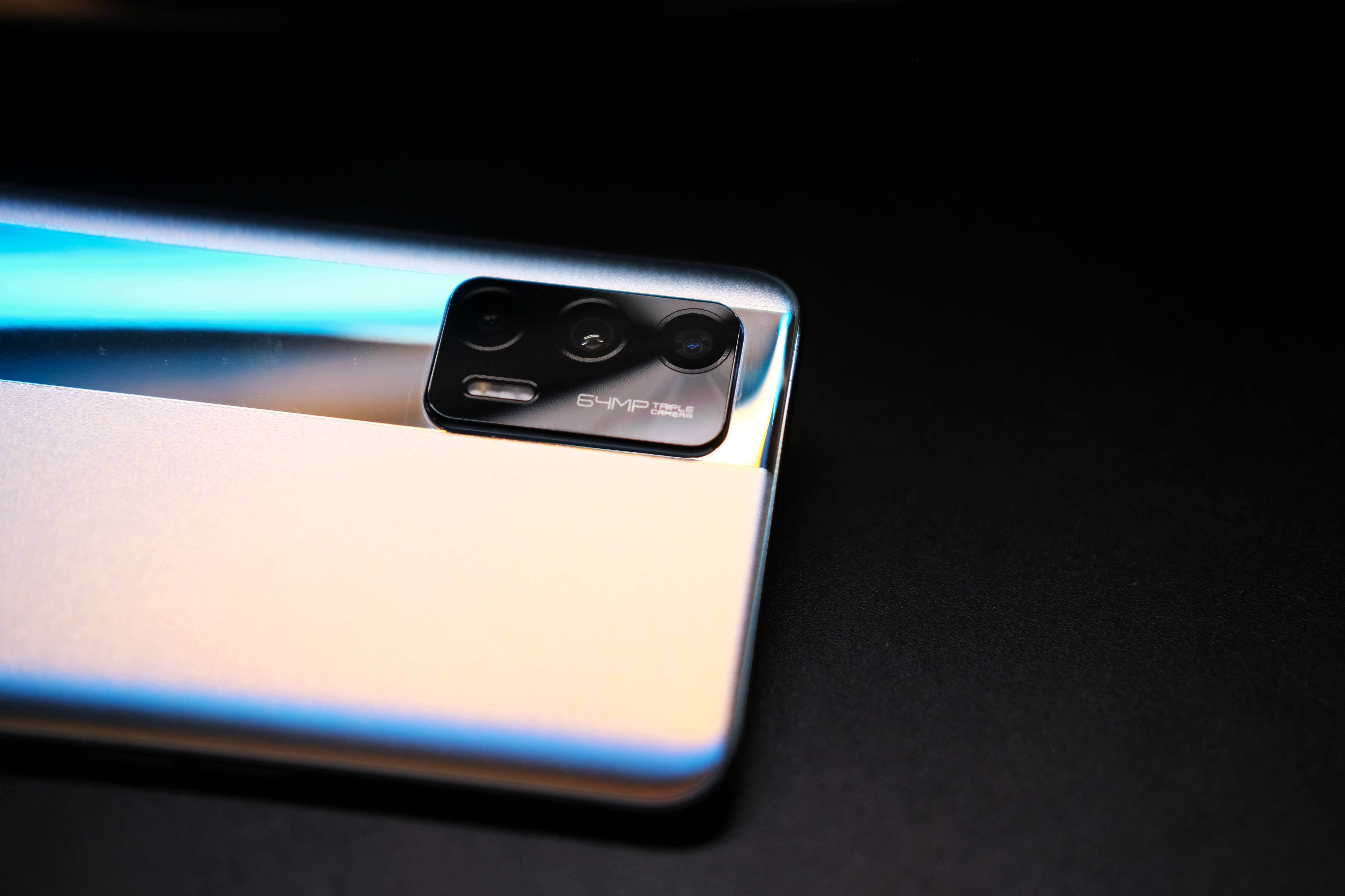 Realme GT Neo 轻体验：赛博朋克风的旗舰射门员？_凤凰网科技_凤凰网