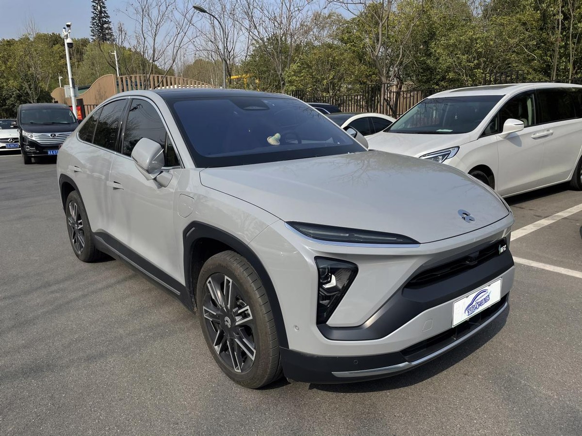 叫板特斯拉，实拍蔚来EC6，大溜背、全景天幕、女王副驾全给你_凤凰网汽车_凤凰网