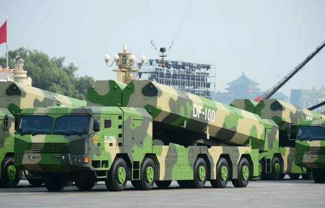 阅兵首秀，至今仍未公开真身，DF100导弹神秘之处在哪？_凤凰网