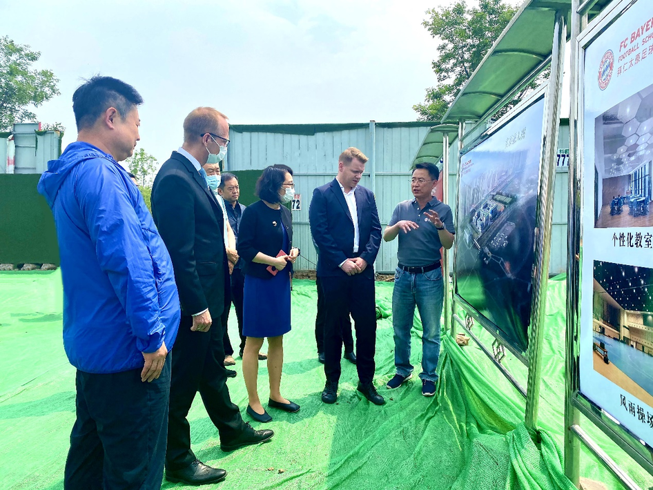 德国驻华大使馆公使一行赴拜仁太原足校考察调研_凤凰网