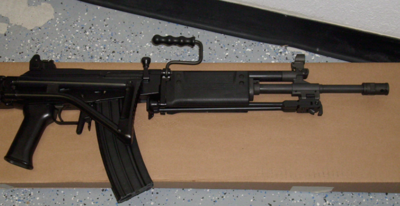 跨越半个地球的改进型，AK47的非洲亲戚南非的R4突击步枪__凤凰网