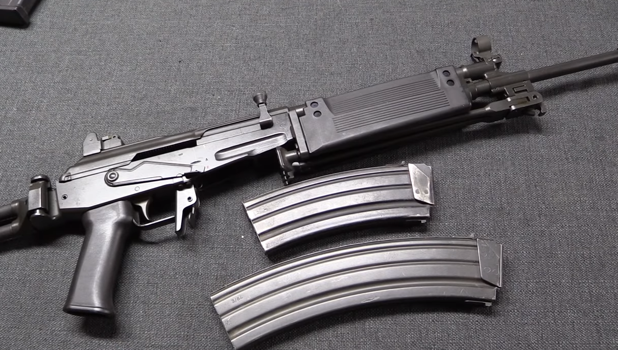 跨越半个地球的改进型，AK47的非洲亲戚南非的R4突击步枪__凤凰网