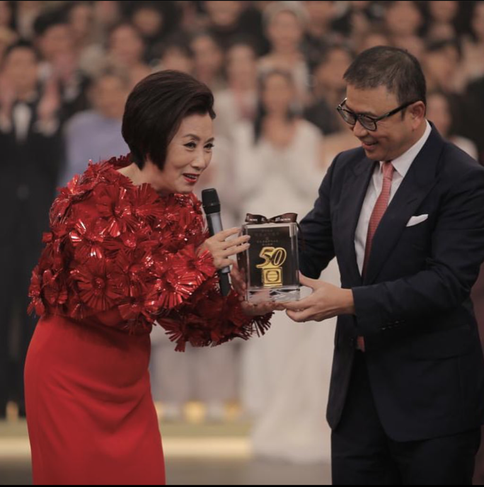 汪明荃获“TVB50年金禧服务大奖” 娱乐圈晚辈争相求合影_凤凰网