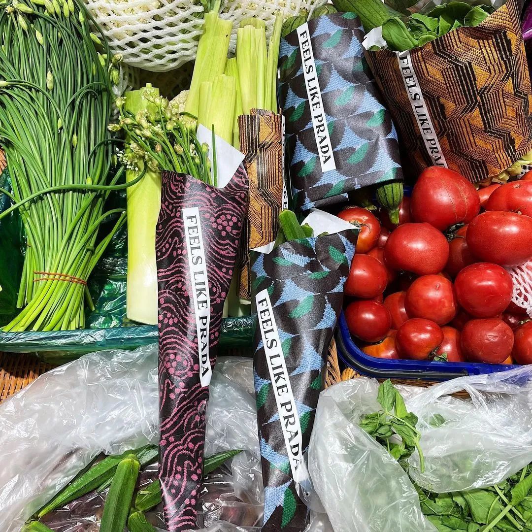 PRADA开菜市场了！满20元就送名牌包？网友：这辈子唯一买得起它的机会__凤凰网