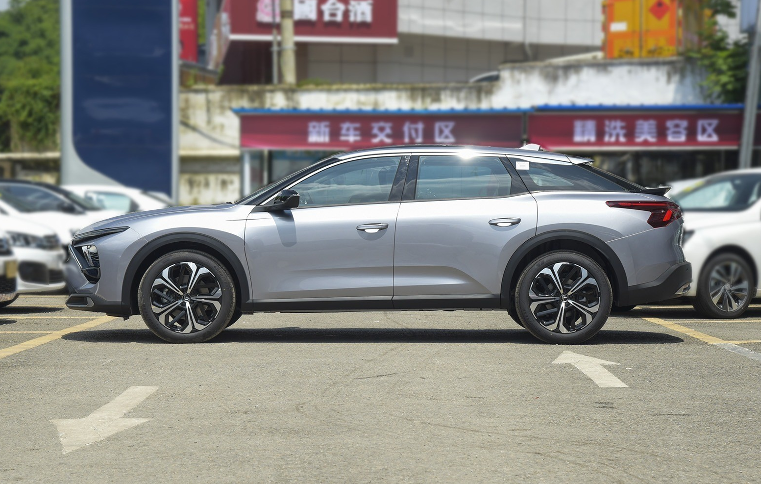 标致408X现身街头，比凡尔赛C5 X还帅，14万起会火吗？_凤凰网汽车_凤凰网