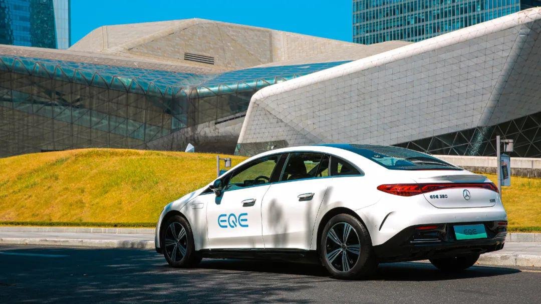 走进全新EQE极感唤醒空间，体验奔驰纯电新式豪华！_凤凰网汽车_凤凰网