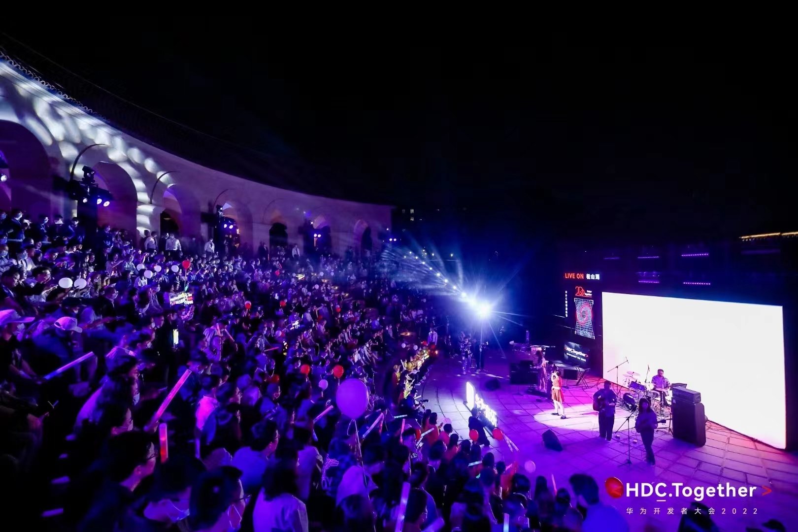 夜幕下的湖畔音乐派对，华为音乐之夜为HDC 2022划上“聚”号_凤凰网商业_凤凰网