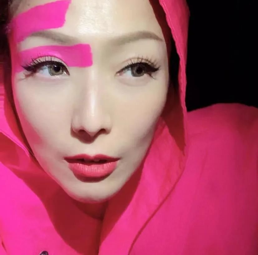 人物||50岁的郑秀文，Shocking Pink里的终身美丽_凤凰网娱乐_凤凰网